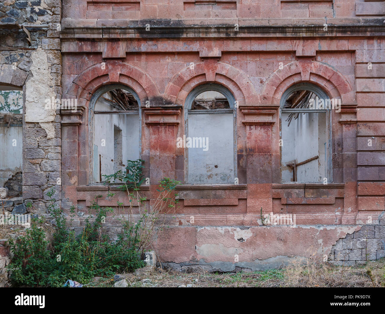 The wall of the old collapsed building Stock Photo - Alamy