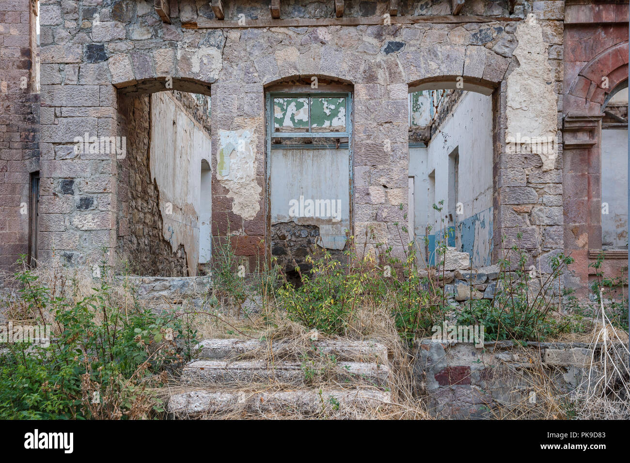 The wall of the old collapsed building Stock Photo - Alamy