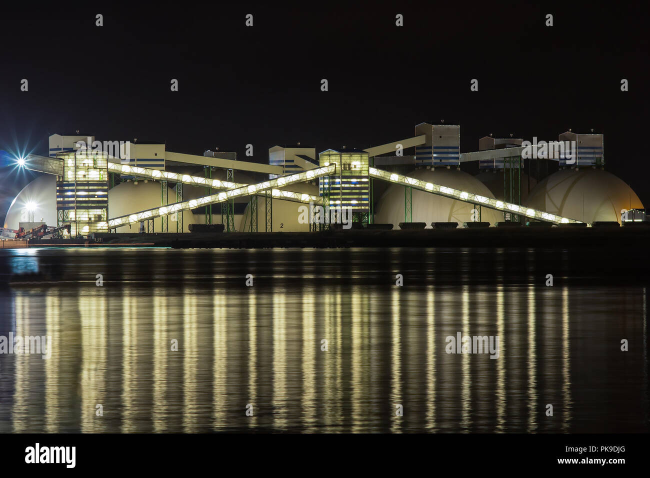 Ship oil terminal night hi-res stock photography and images - Alamy