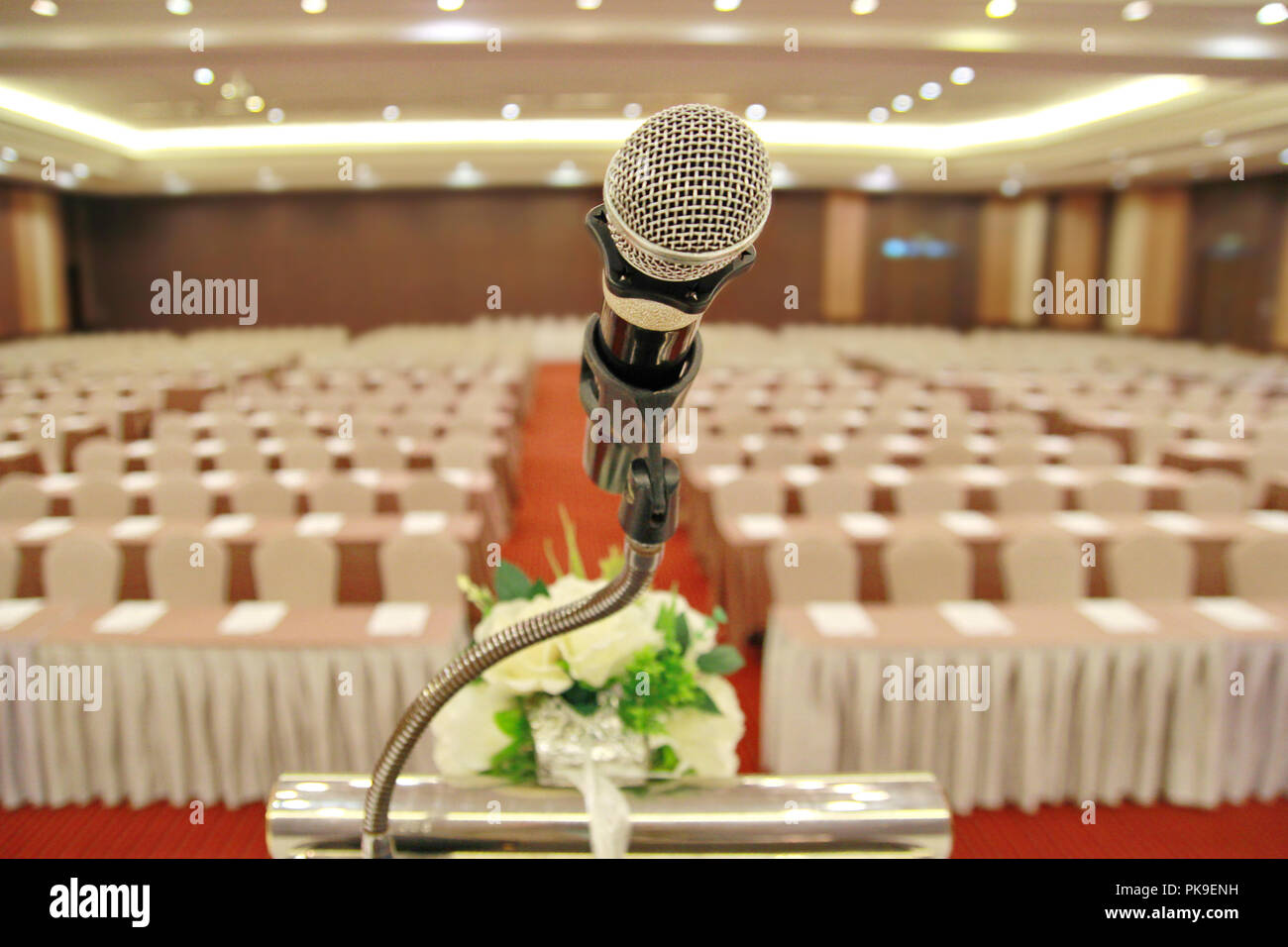 White tables hi-res stock photography and images - Alamy