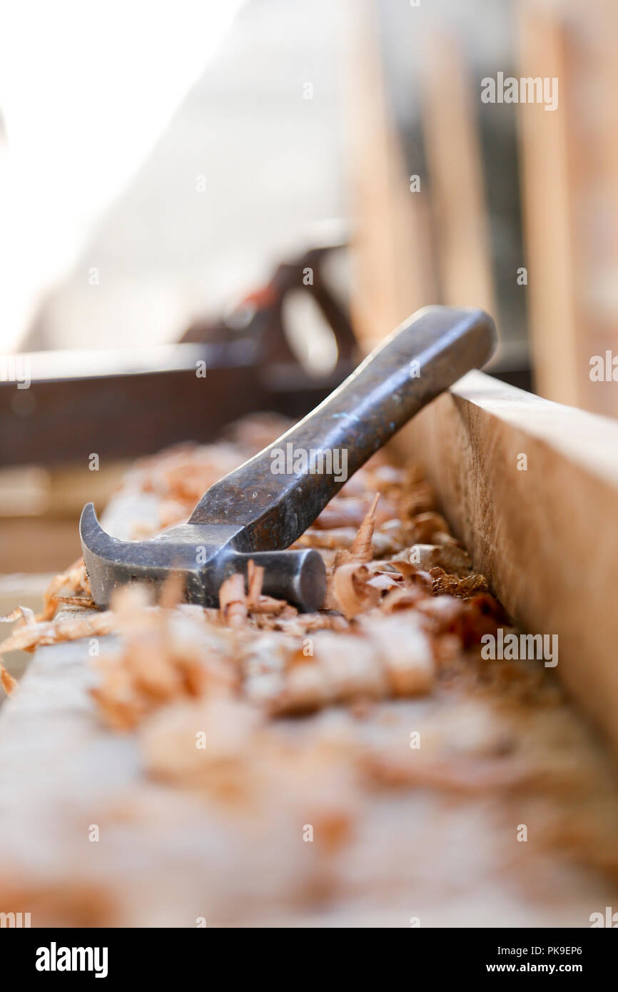 Hammer, Wood shaver and shavings Stock Photo - Alamy