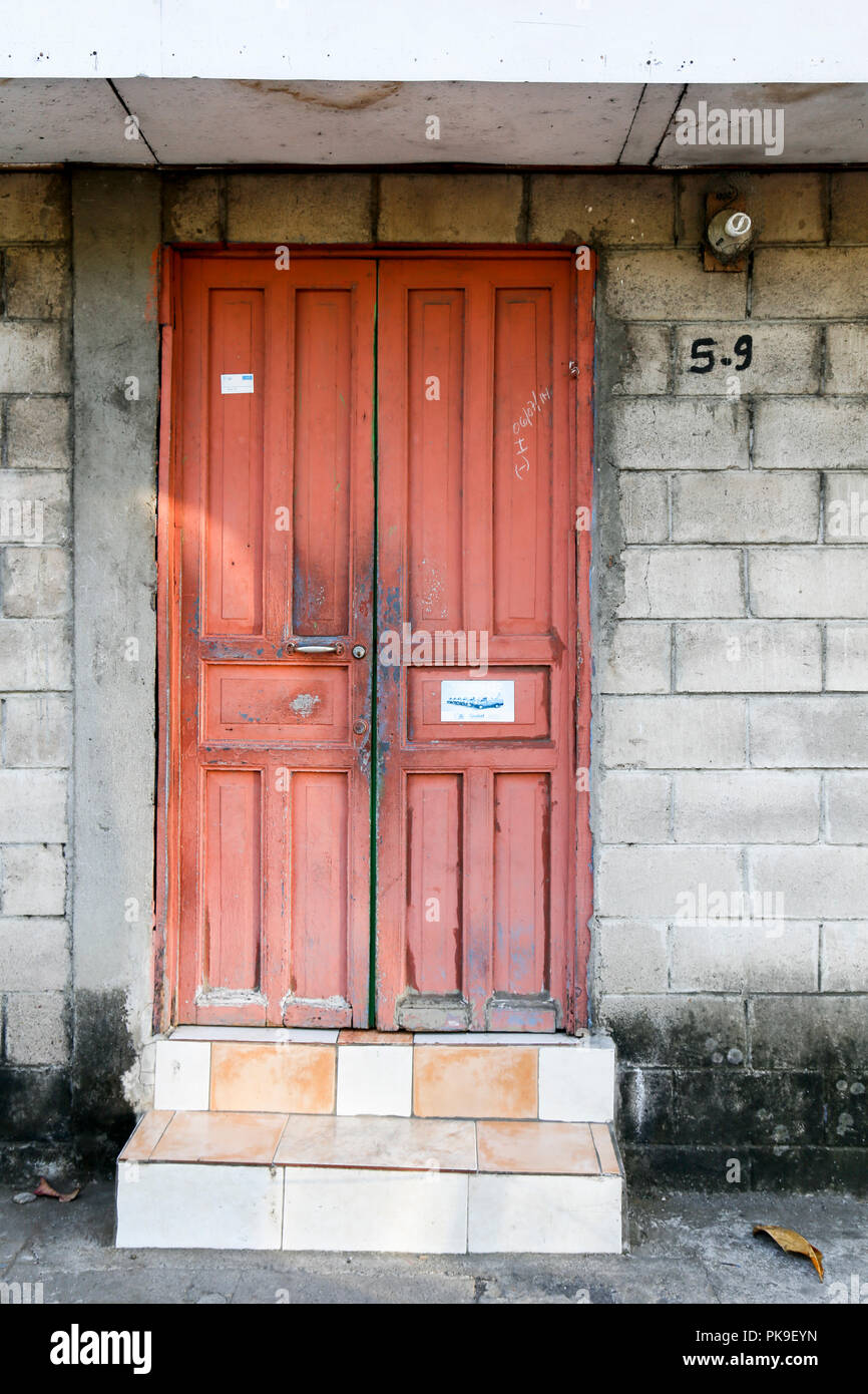 Closed door double doors hi-res stock photography and images - Alamy