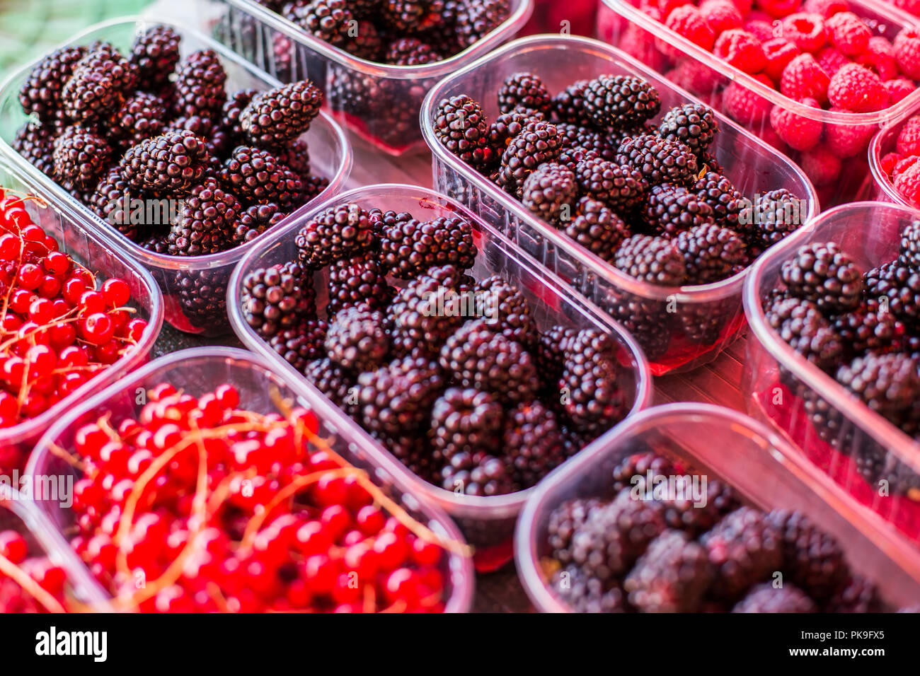 View at fresh berry fruits on the market Stock Photo - Alamy