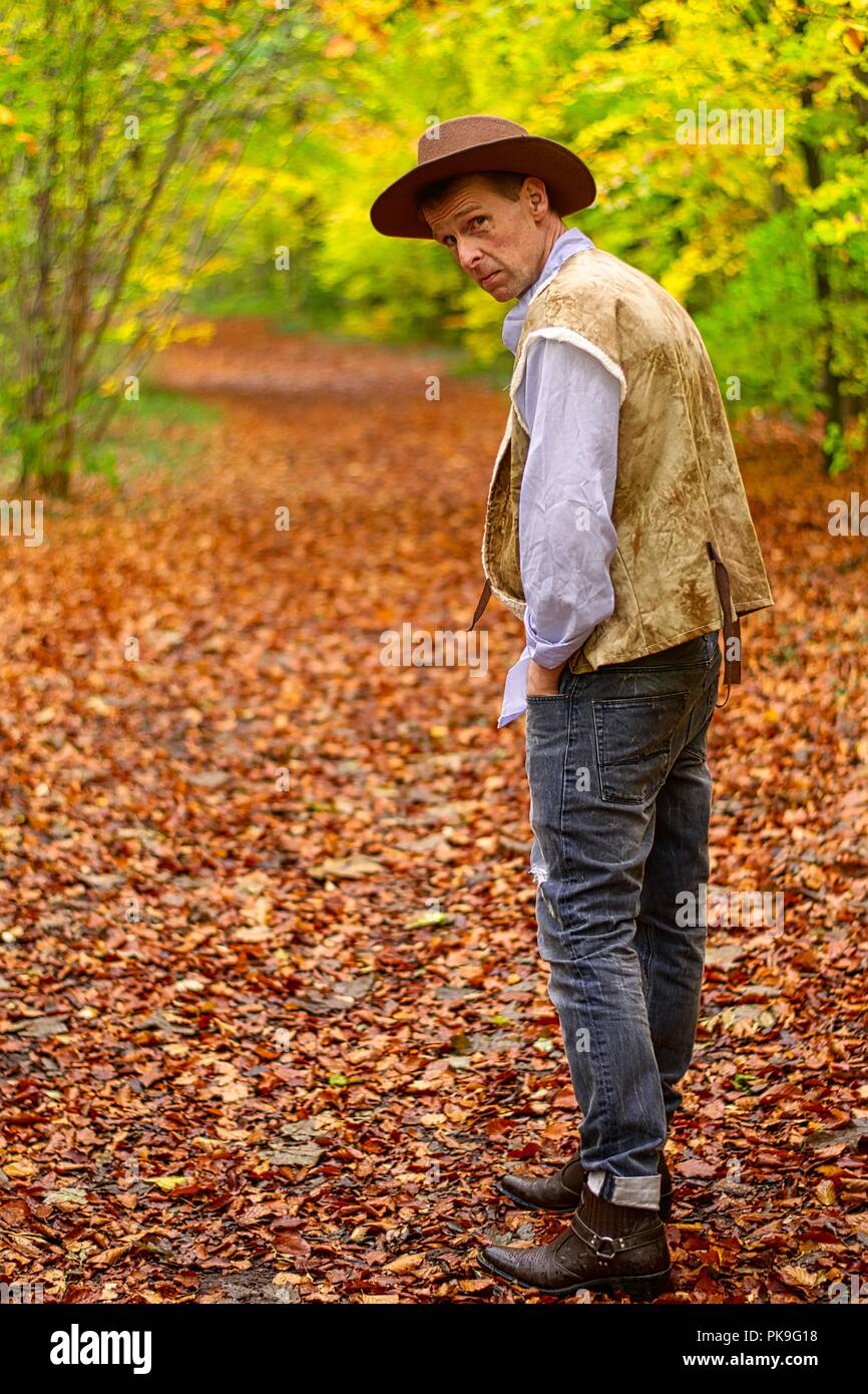 Man in cowboy hat walking hi-res stock photography and images - Alamy