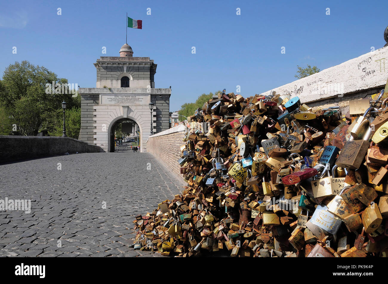 Ponte milvio locks hi-res stock photography and images - Alamy