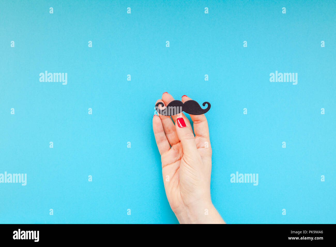 Creative flatlay top view retro black paper photo booth props ...