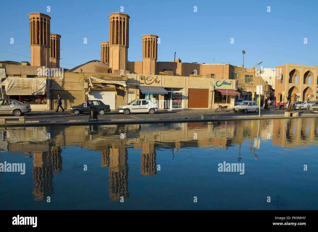 Yazd woman praying hi-res stock photography and images - Alamy