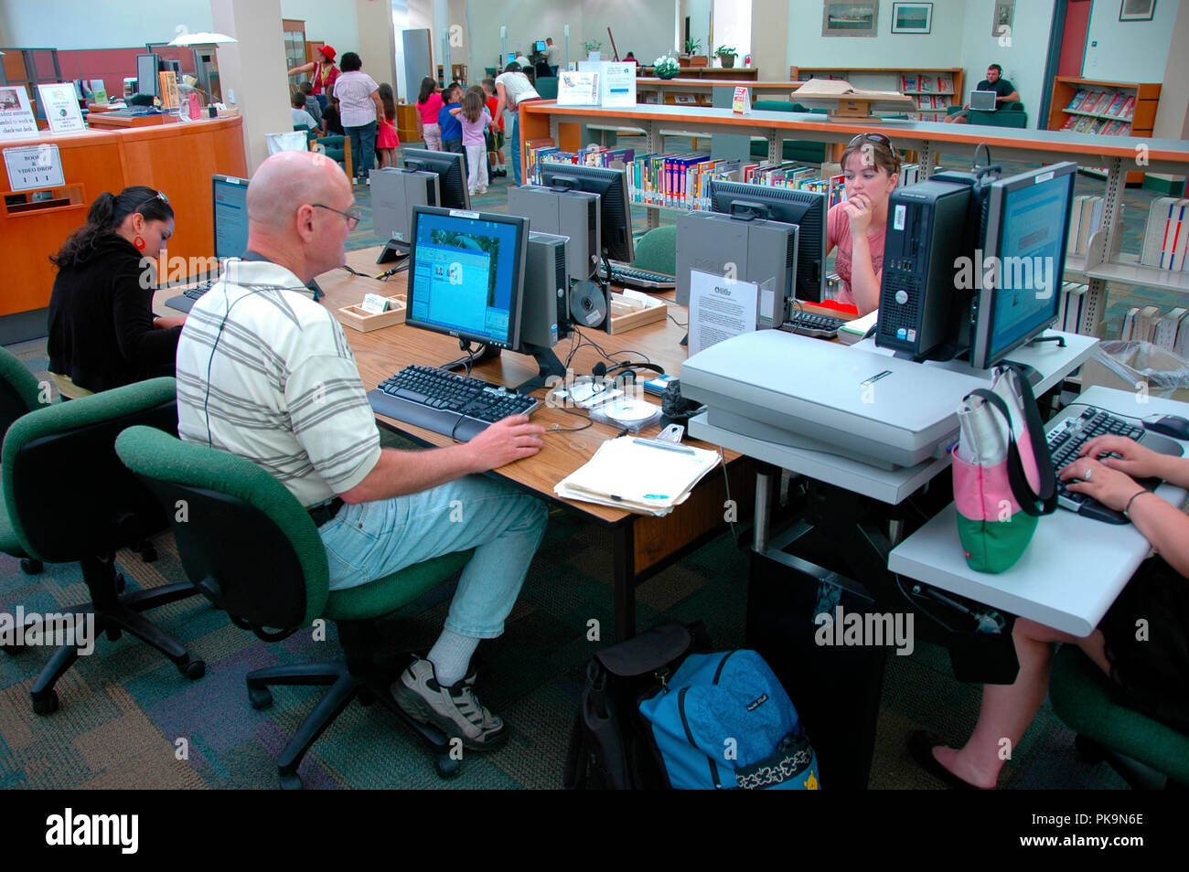 Student in local Junior community collage library computer room ...