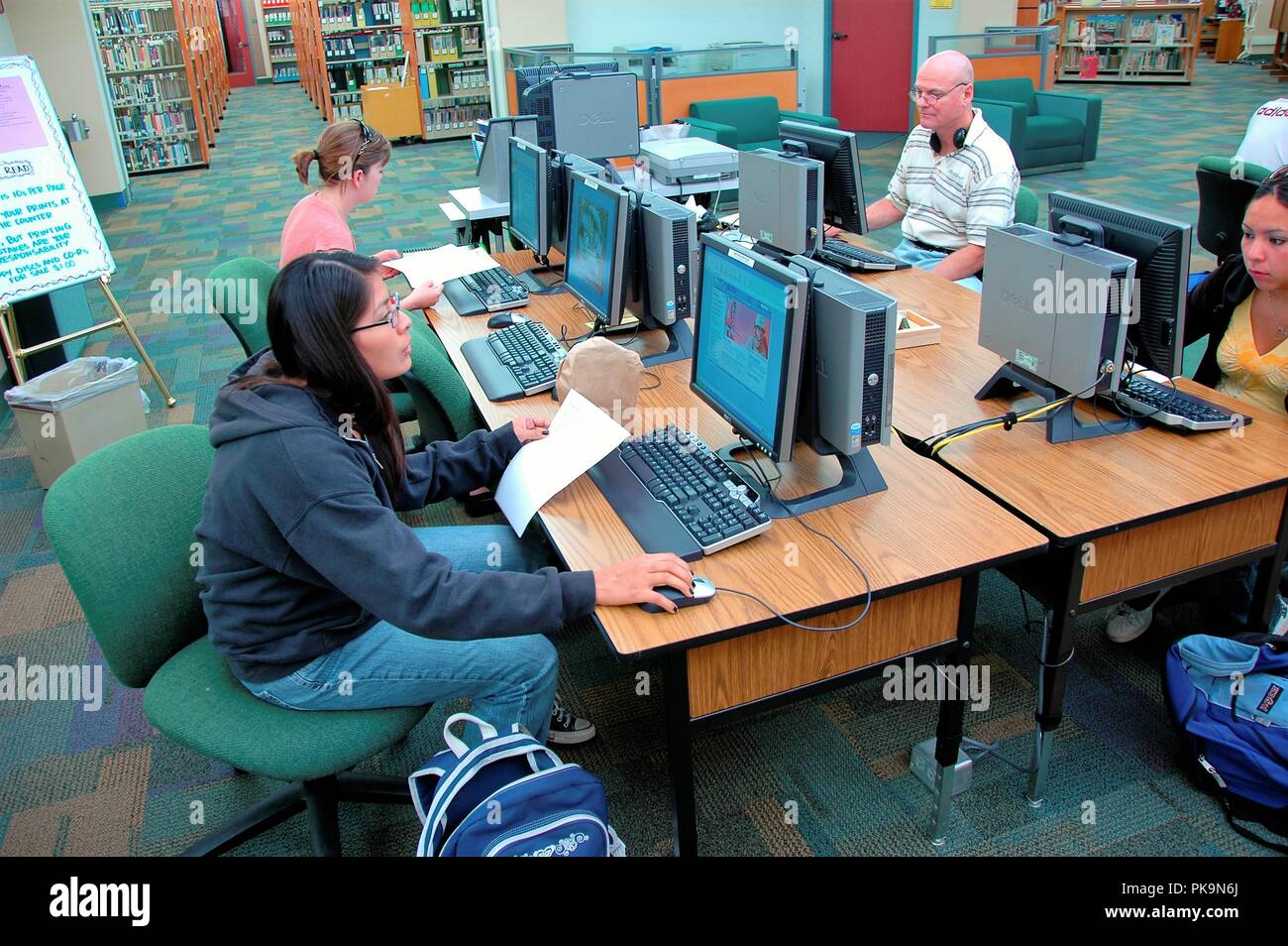Student in local Junior community collage library computer room ...