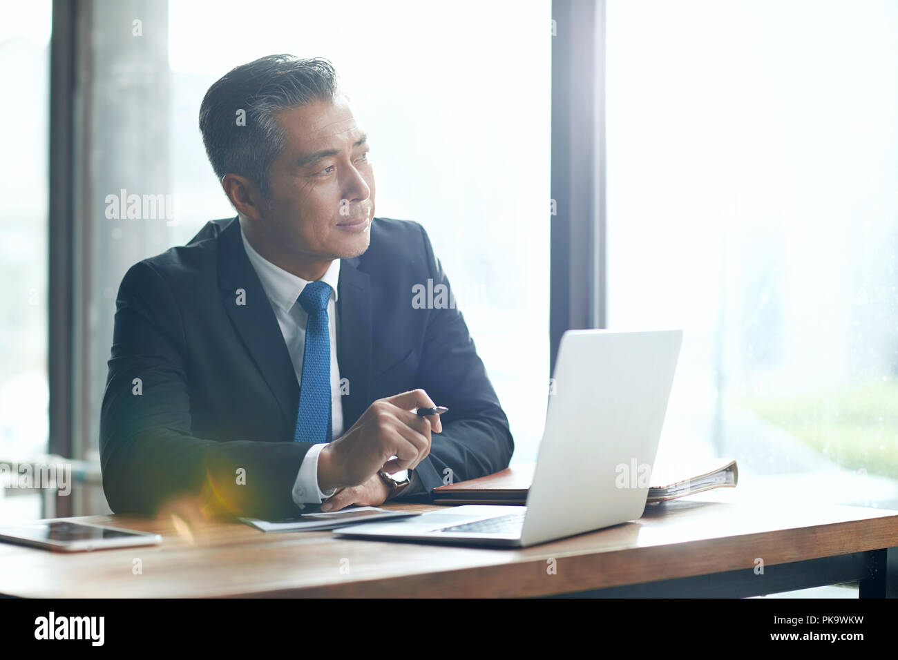 Business men to use the computer Stock Photo - Alamy