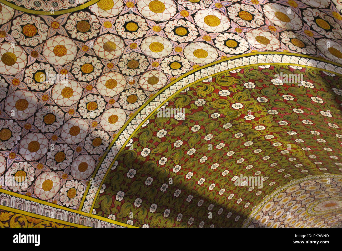 Painting in temple tooth kandy hi-res stock photography and images - Alamy