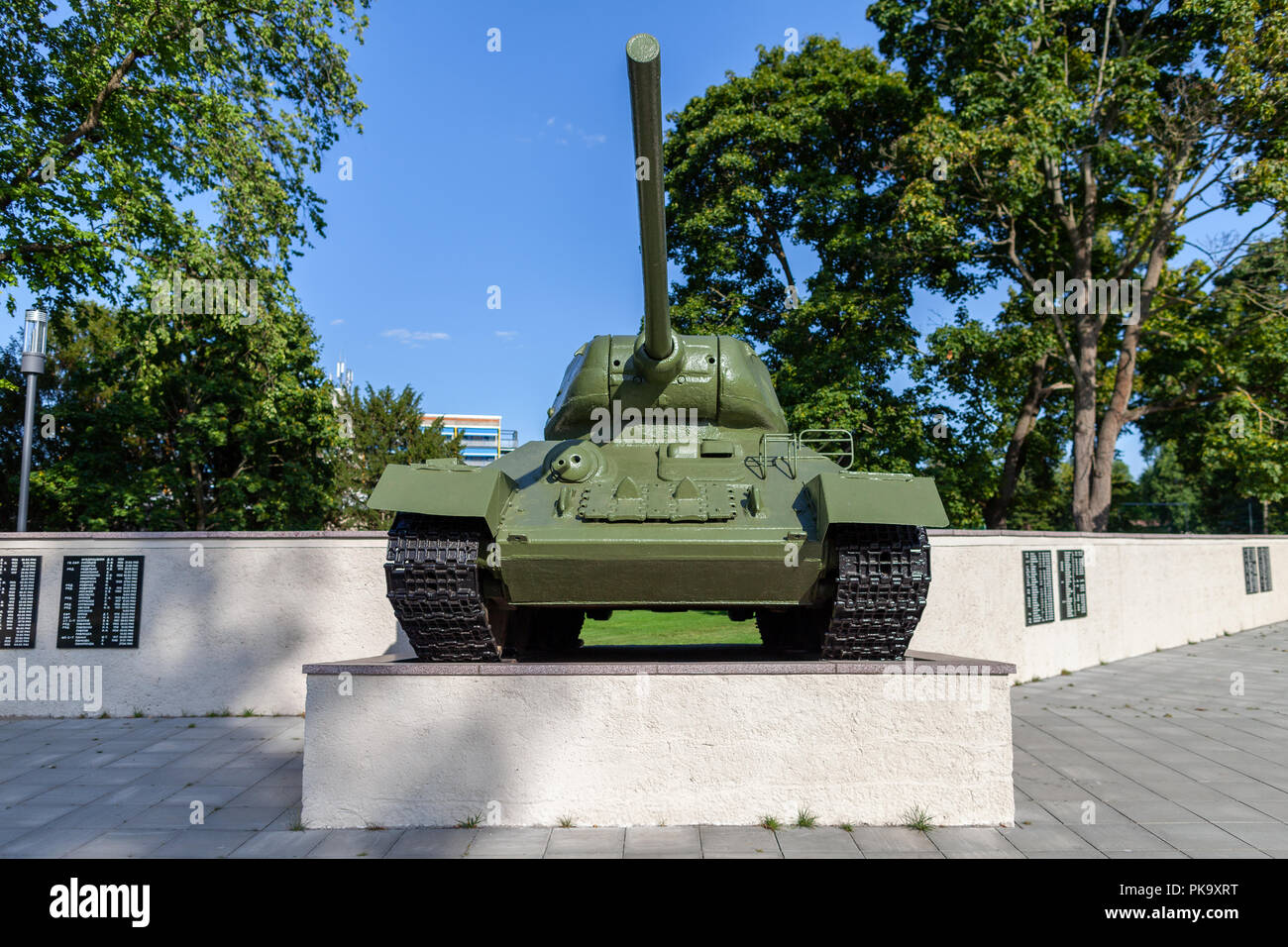 Tank monument war memorial hi-res stock photography and images - Alamy