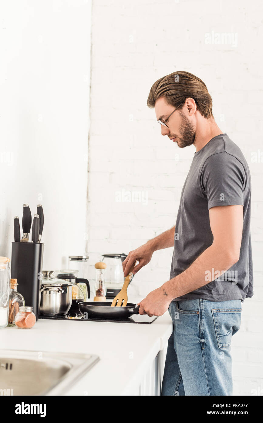 Man cooking at stove hi-res stock photography and images - Alamy