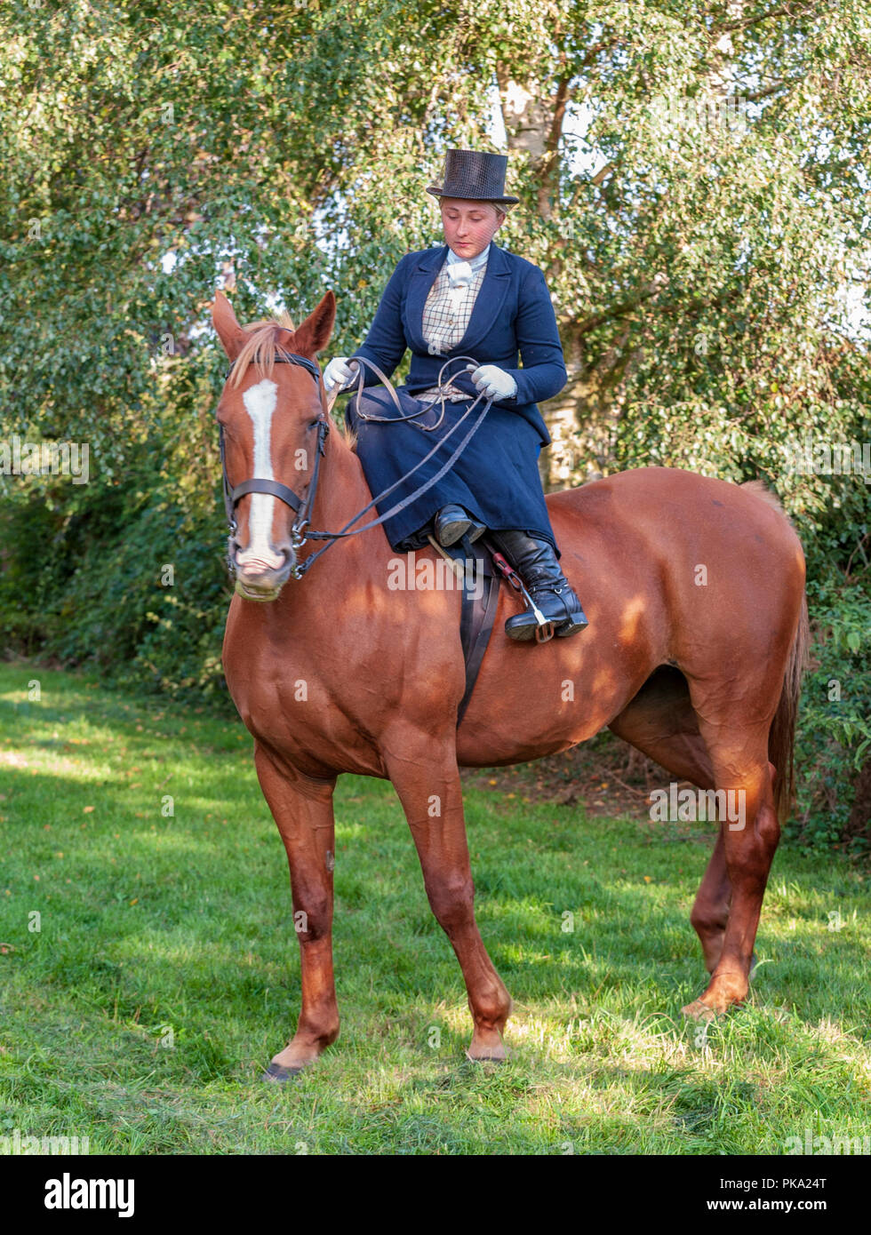 Female equestrian top hat hi-res stock photography and images - Alamy
