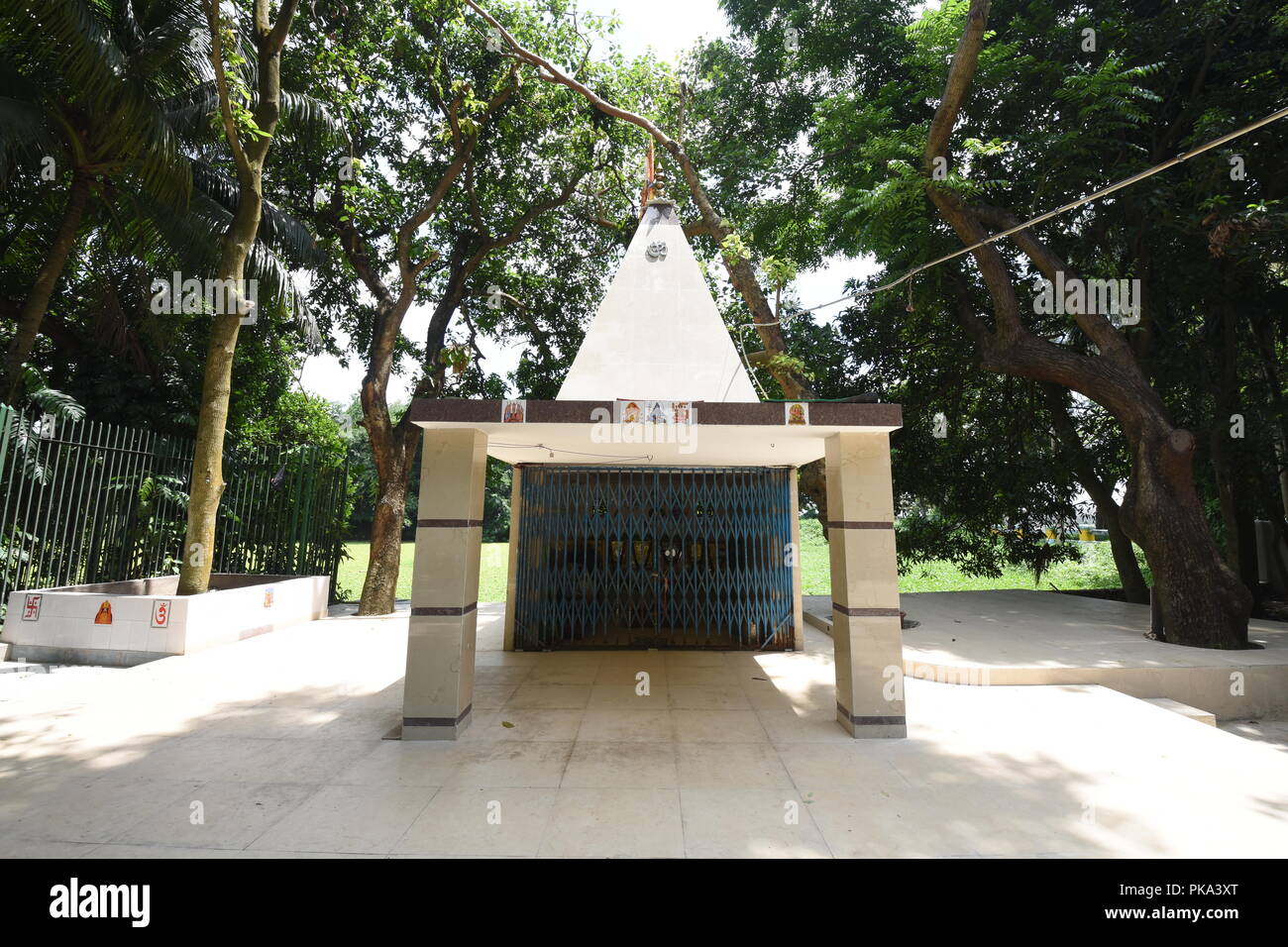 Shiva mandir at the AJC Bose Indian Botanic Garden, Howrah, Kolkata ...