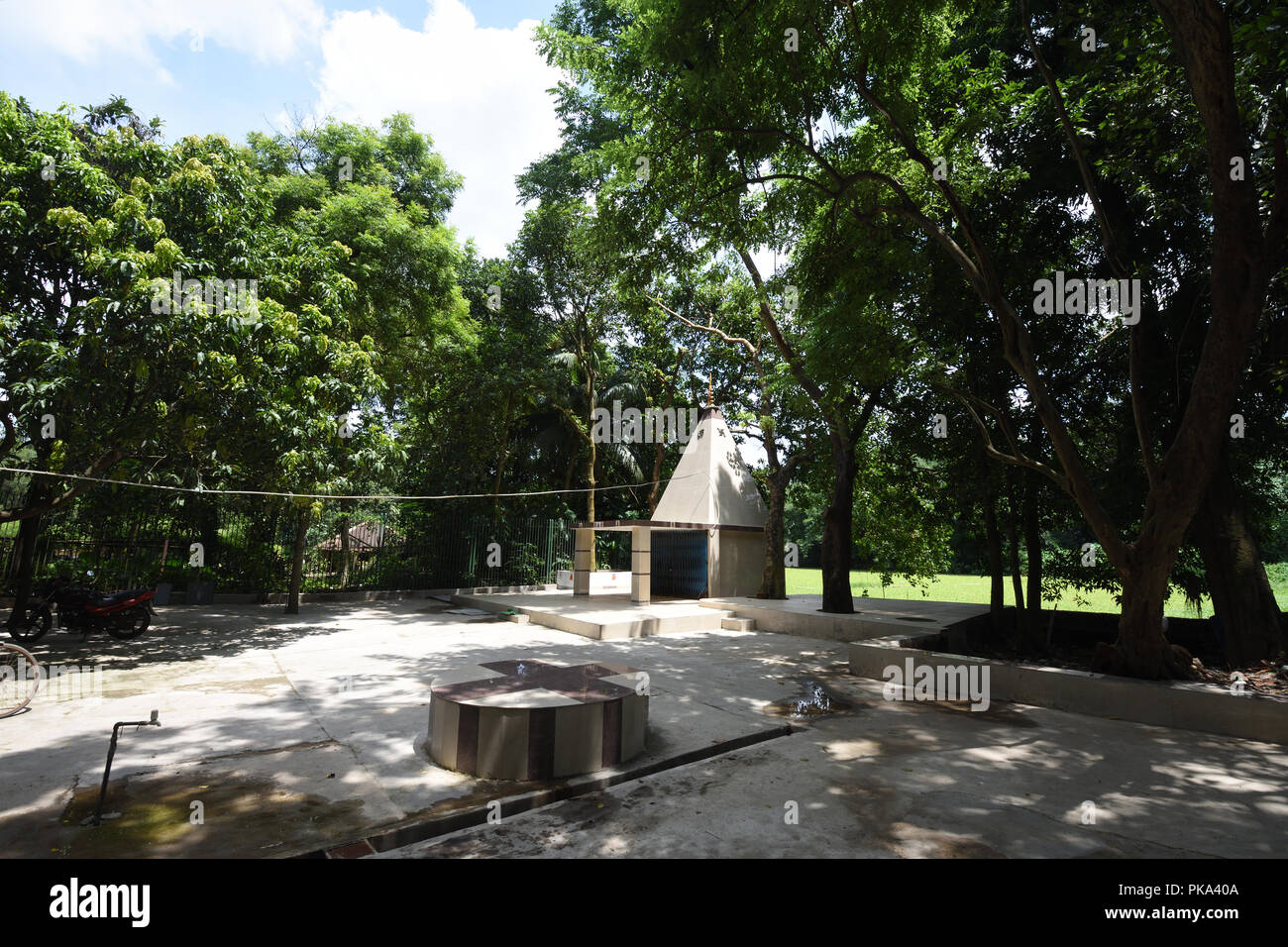 Shiva mandir complex at the AJC Bose Indian Botanic Garden, Howrah ...