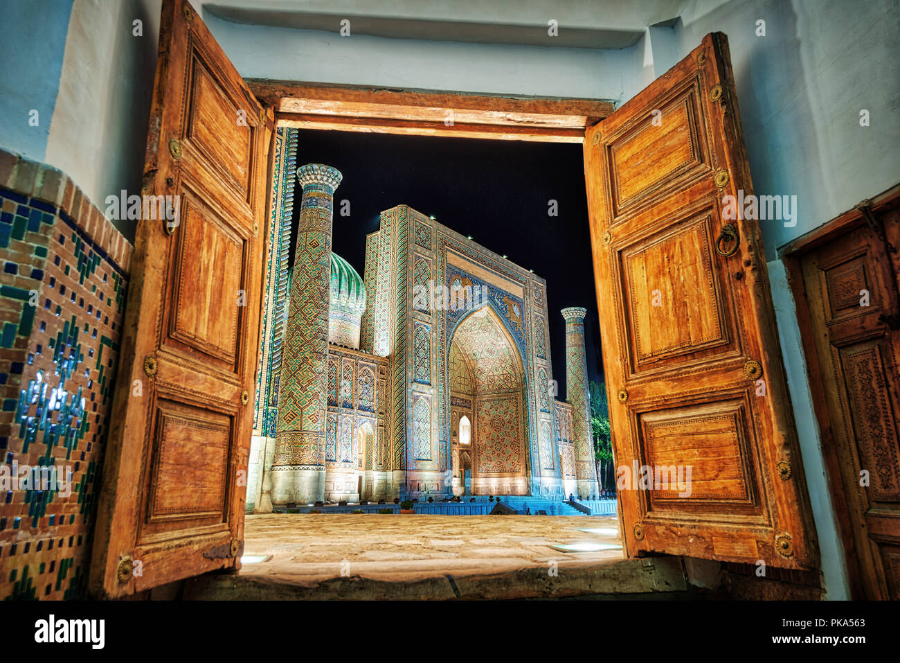 Samarkand registan door hi-res stock photography and images - Alamy