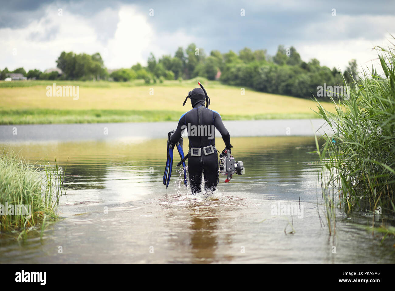 A scuba diver in a wet suit prepares Stock Photo - Alamy