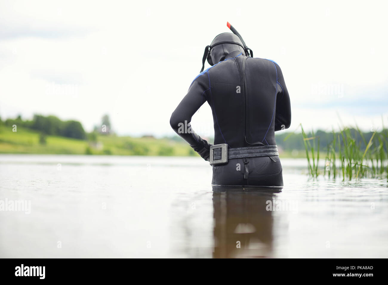 A scuba diver in a wet suit prepares Stock Photo - Alamy