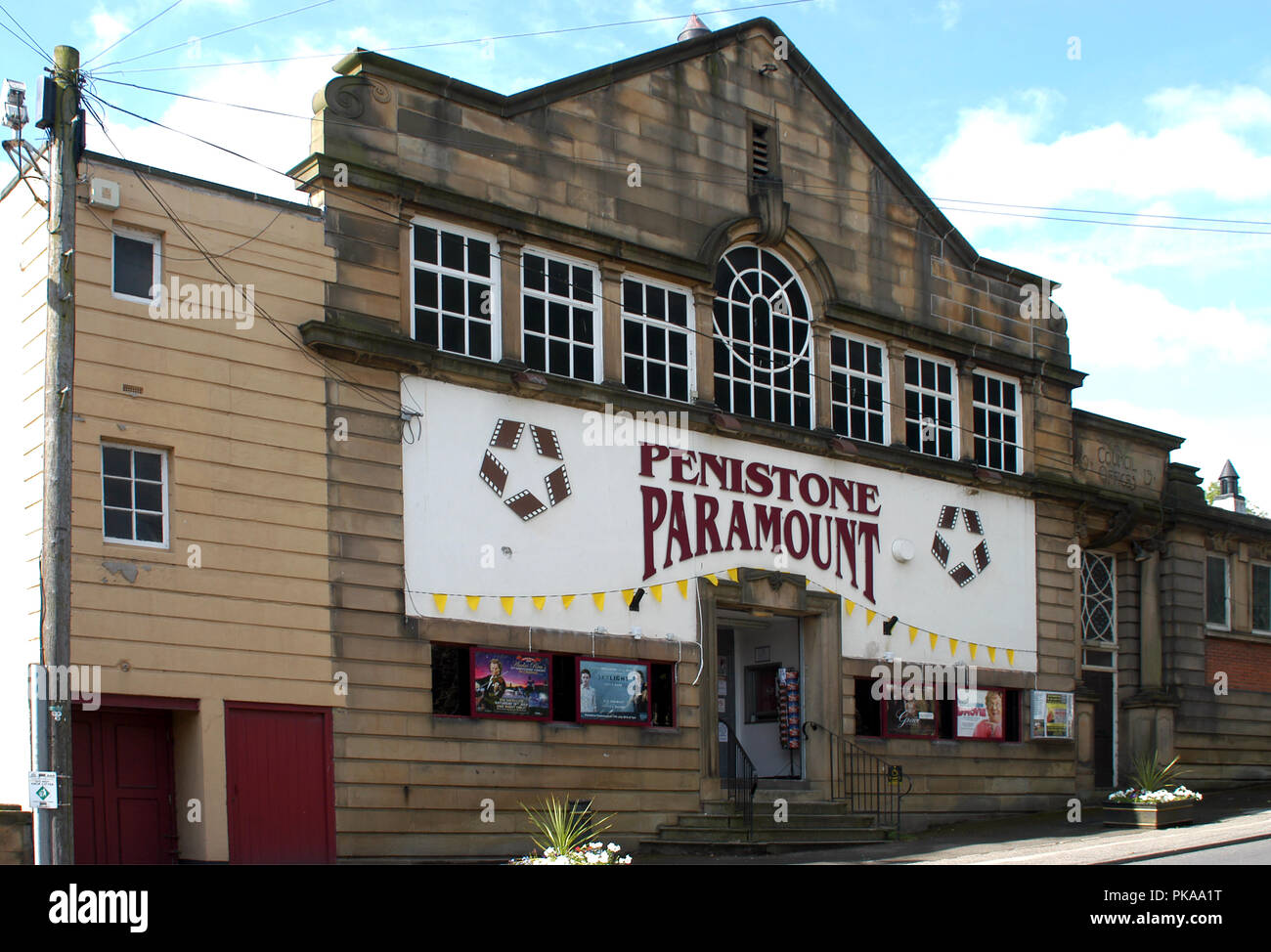 Paramount cinema hi-res stock photography and images - Alamy