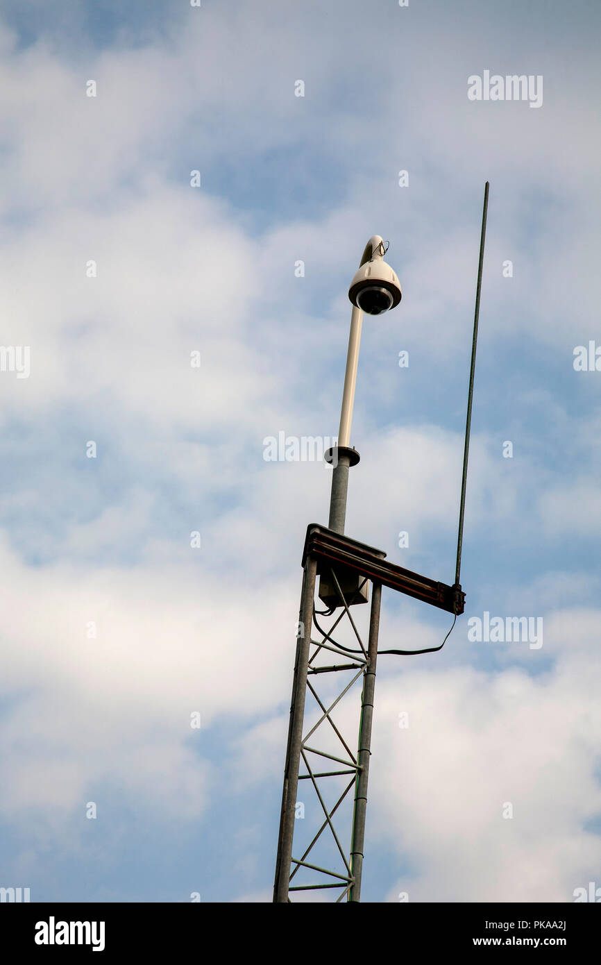 Security camera on mast hi-res stock photography and images - Alamy