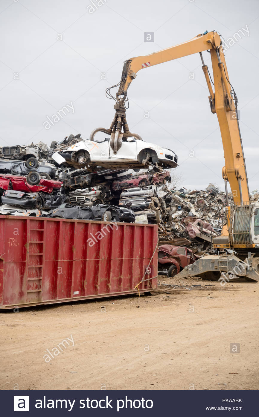 Scrap Metal Crane Grabber Stock Photos & Scrap Metal Crane Grabber ...