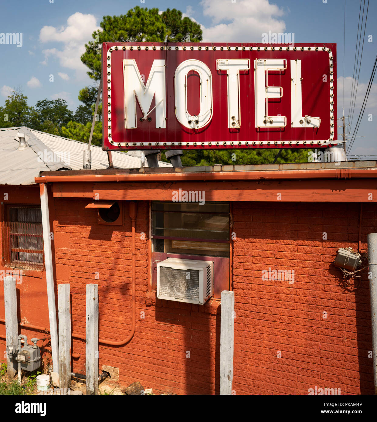 Rusty abandoned motel sign hi-res stock photography and images - Alamy