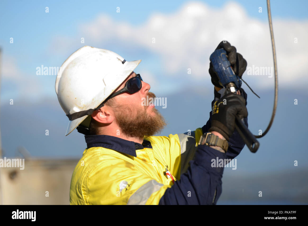 Engineer working on oil rig hi-res stock photography and images - Alamy