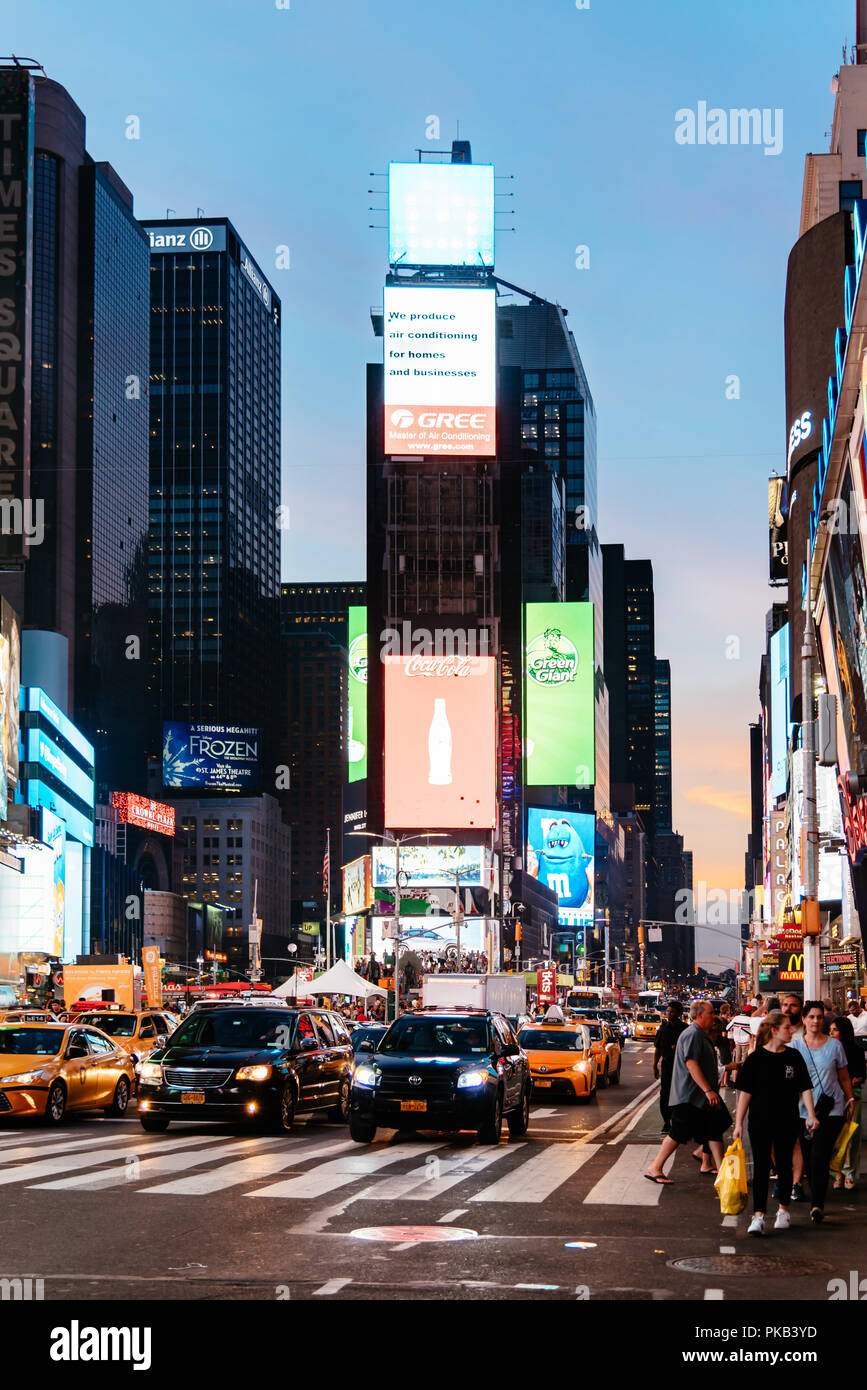 Times square billboard hi-res stock photography and images - Alamy