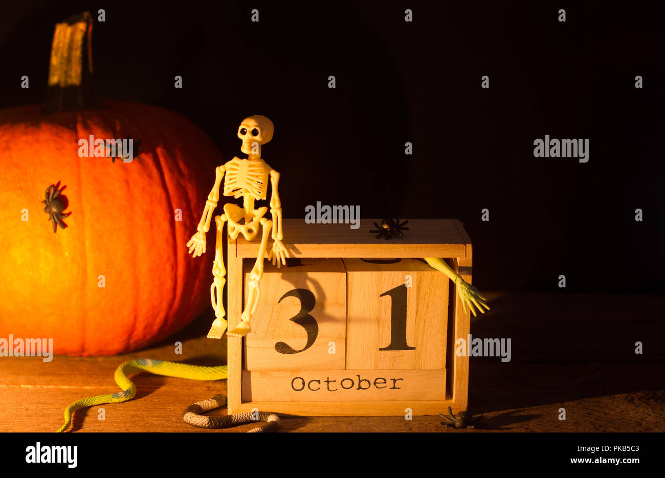 Skull calendar hi-res stock photography and images - Alamy