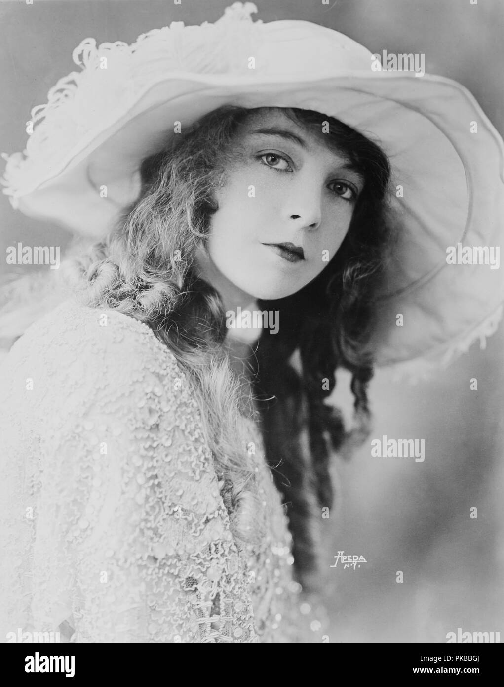Portrait of Lillian Gish by Apeda N.Y. Studio Ca 1930 Stock Photo - Alamy