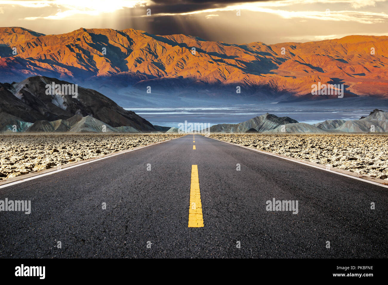 Flat straight road in desert hi-res stock photography and images - Alamy