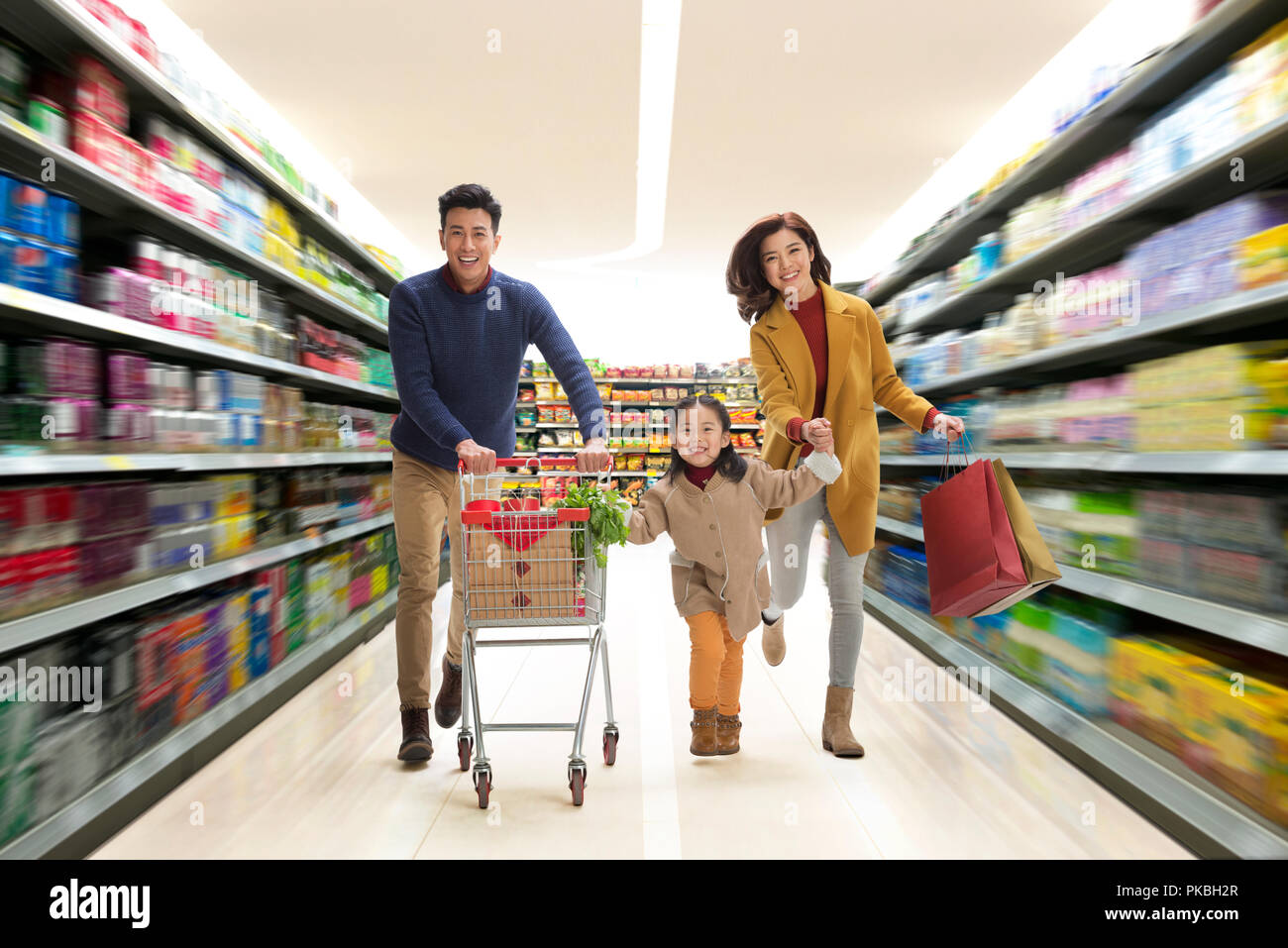 Asian family shopping at supermarket hi-res stock photography and ...
