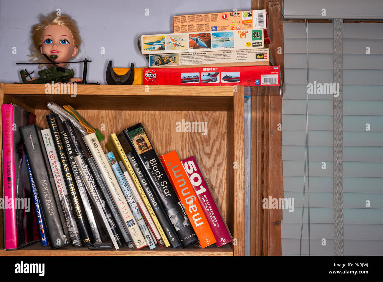 Bookshelf boxes hi-res stock photography and images - Alamy