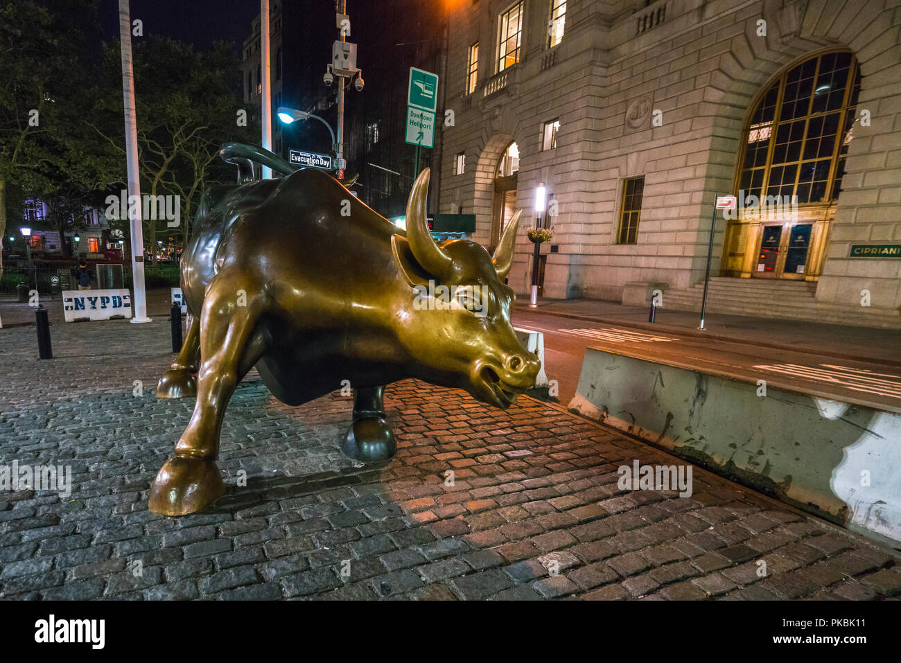 New york city usa charging bull hi-res stock photography and images - Alamy