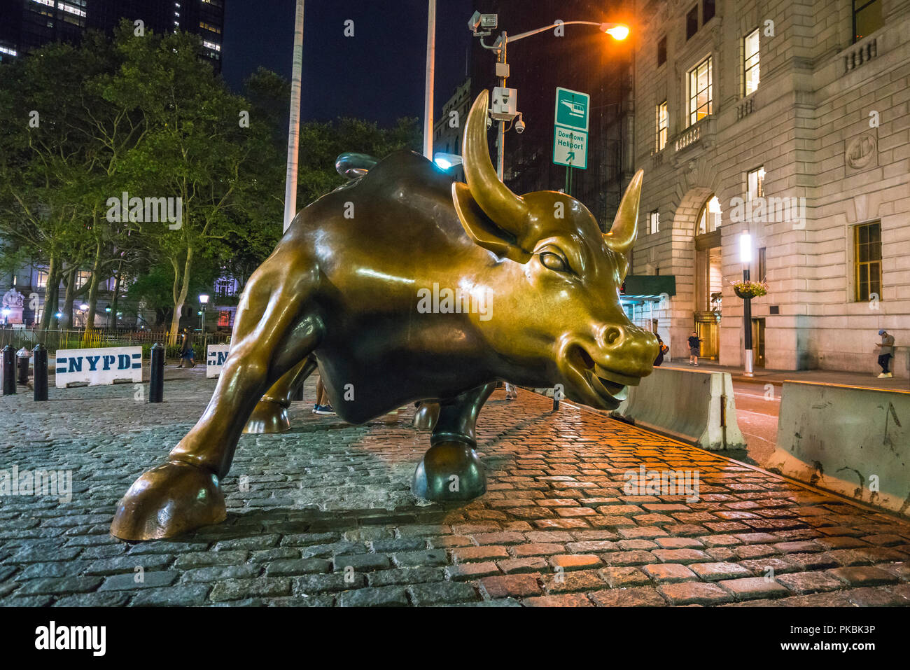New york city usa charging bull hi-res stock photography and images - Alamy