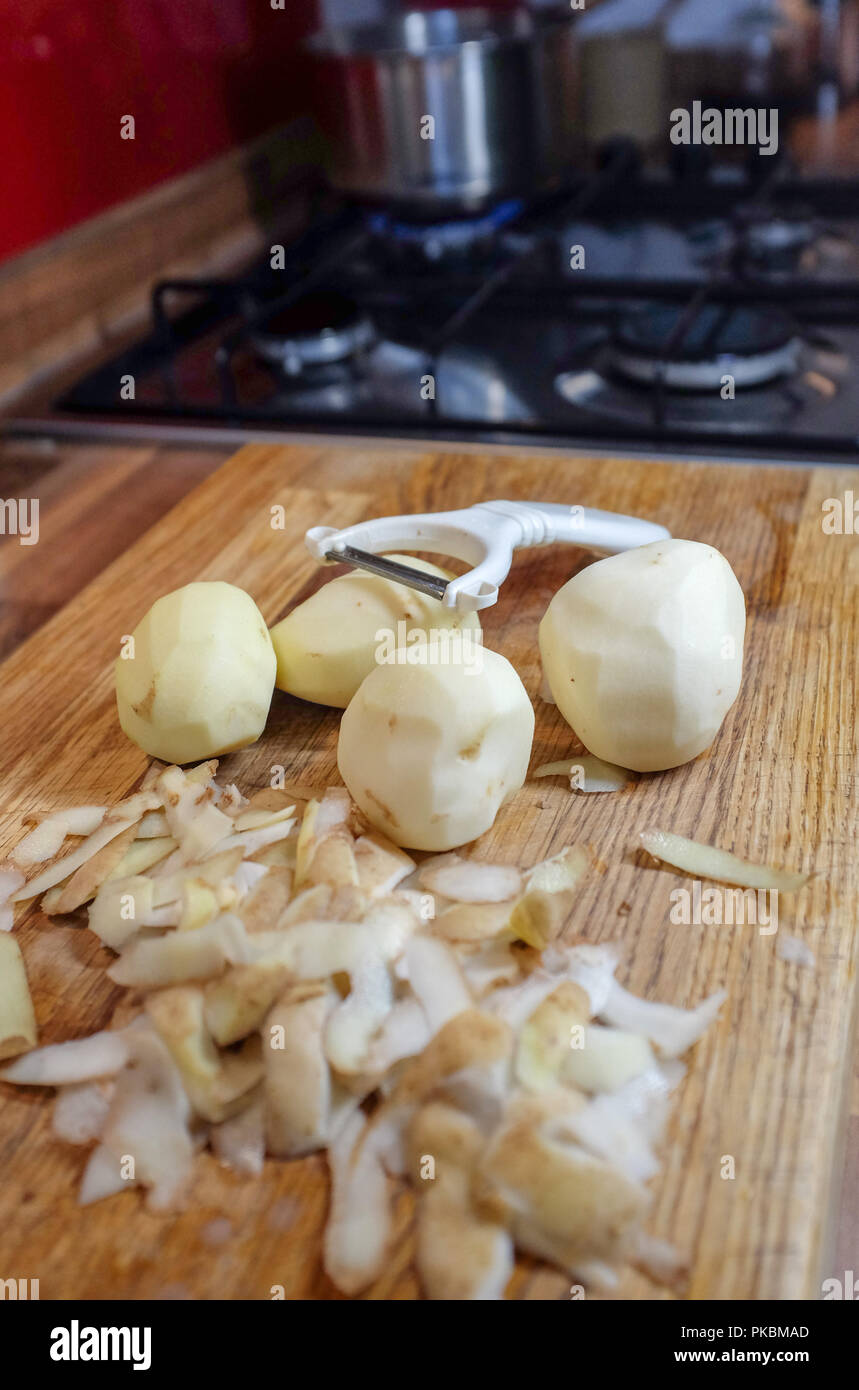 Wash potatoes hi-res stock photography and images - Alamy