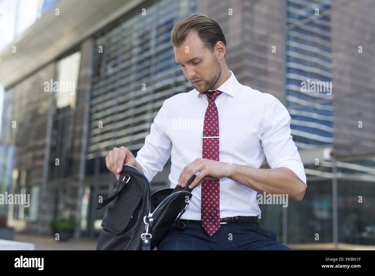 Man searching for something hi-res stock photography and images - Alamy