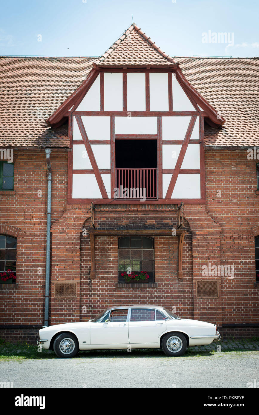 Vintage white wedding car hi-res stock photography and images - Alamy