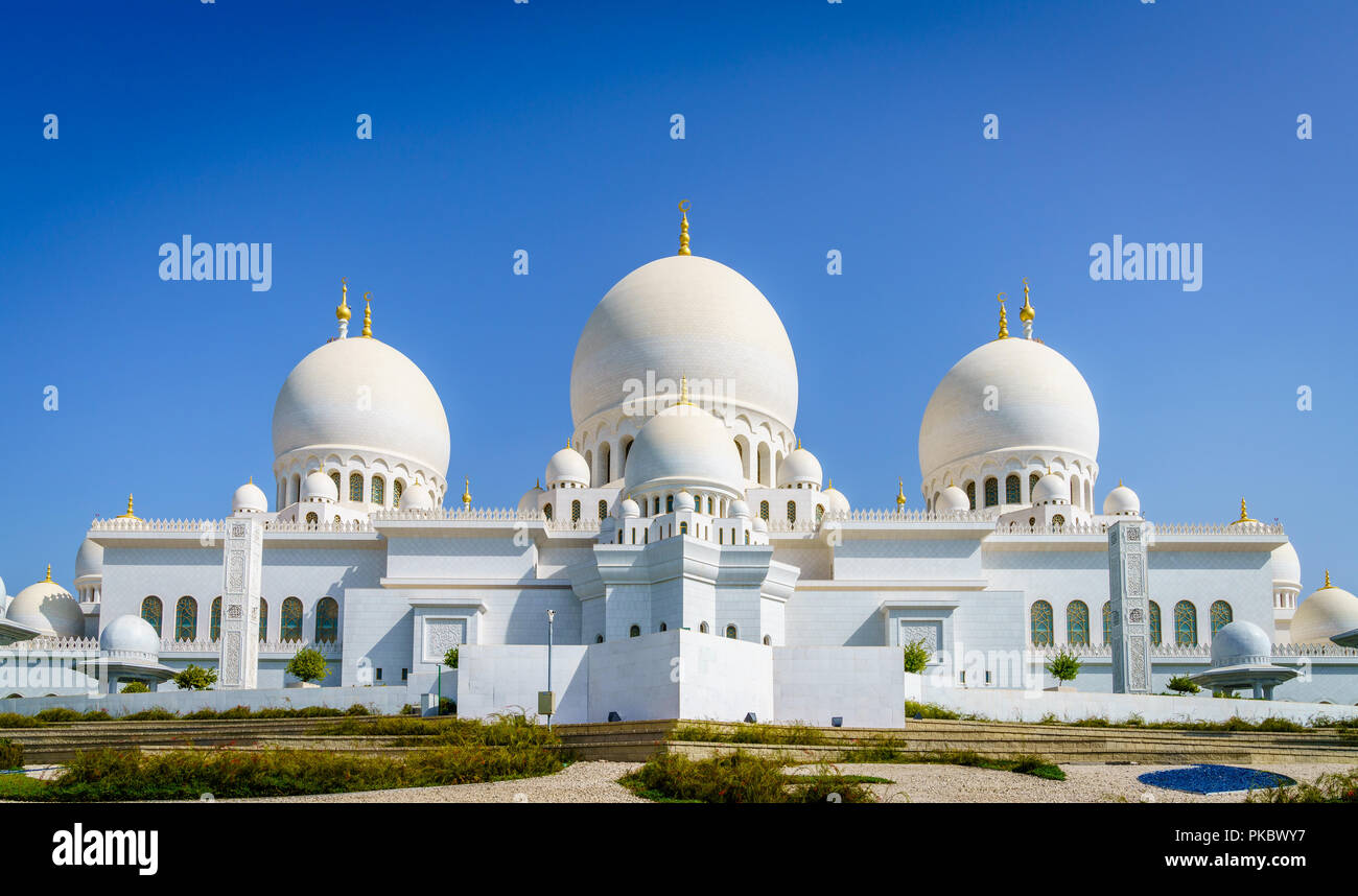 The white domes of sheikh zayed mosque hi-res stock photography and ...