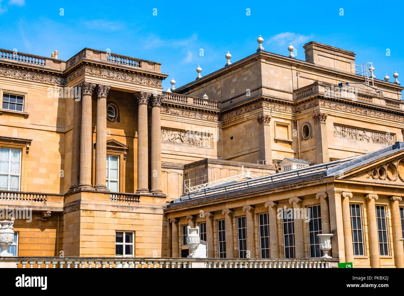 Back of buckingham palace hi-res stock photography and images - Alamy