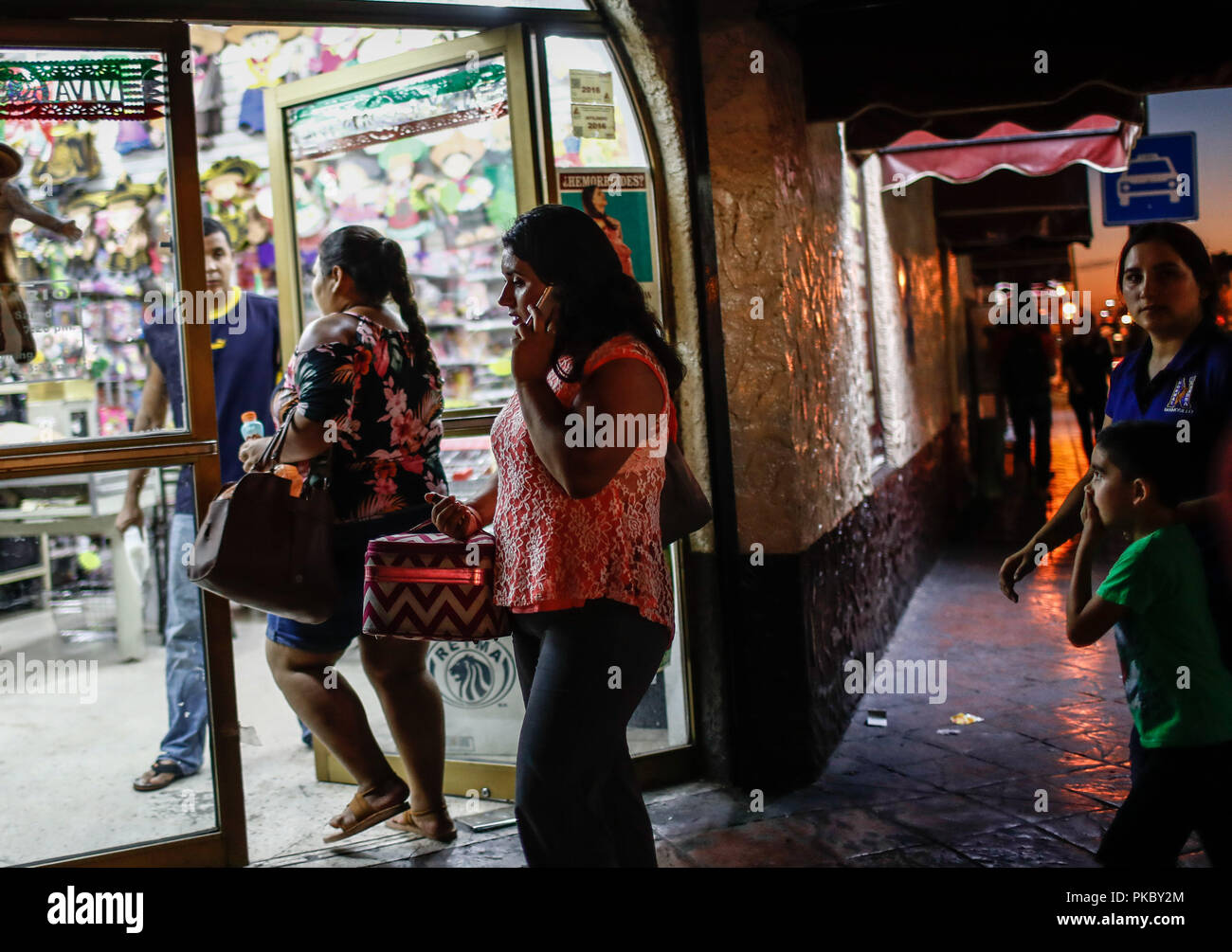 city lights, night lights, night,Vida cotidiana en el centro historico ...
