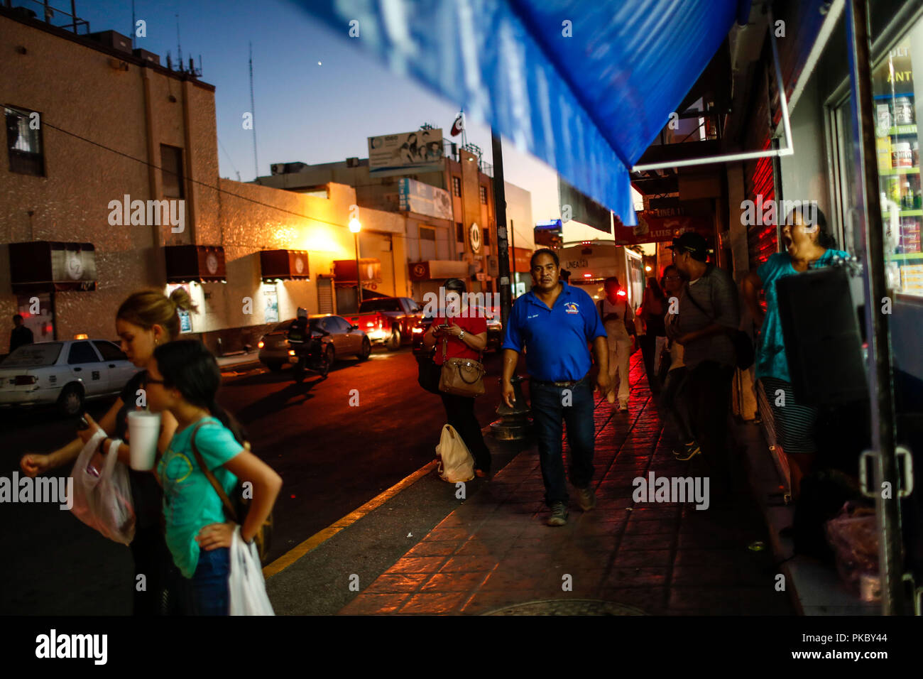 people wait for urban transport. personas esperan al trasporte urbano ...