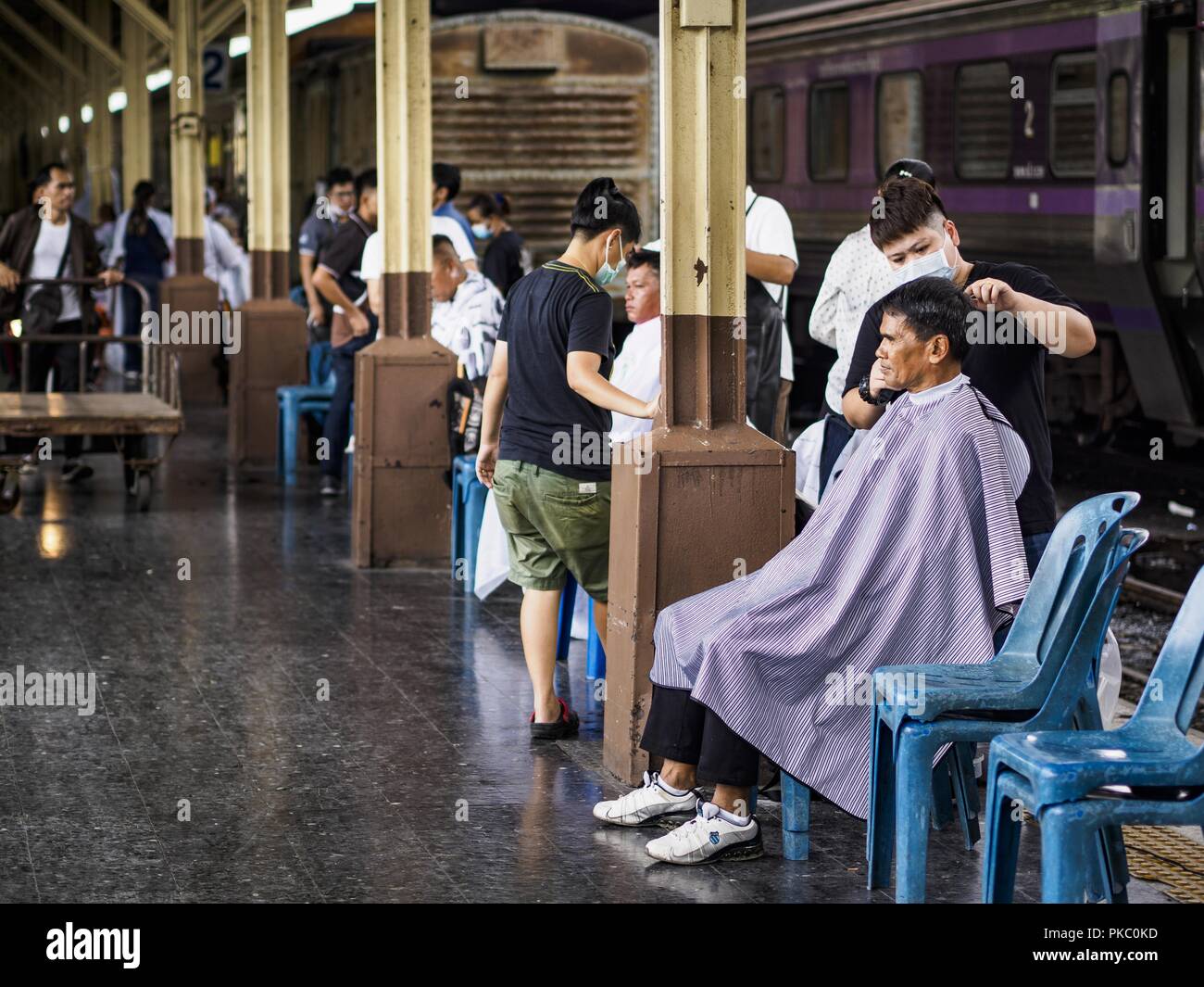 Bangkok, Bangkok, Thailand. 12th Sep, 2018. Travelers get free haircuts ...