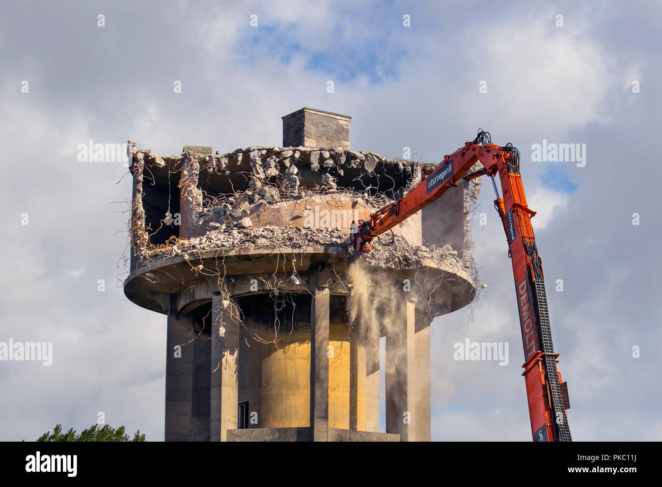 Southport, Lancashire, UK. 12th Sep, 2018. Demolition of Greaves Hall ...