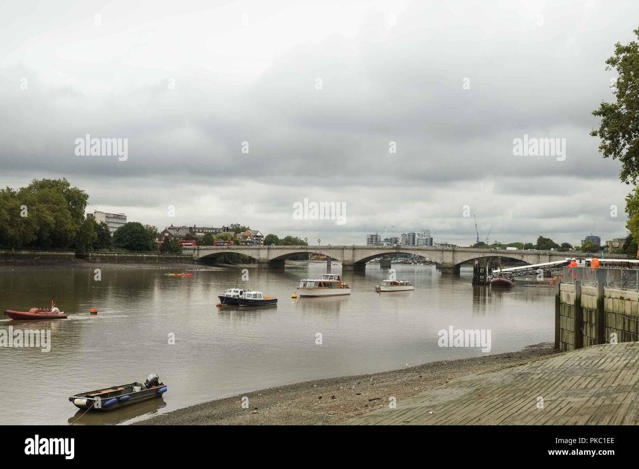London 12th September 2018. Dull and over cast morning at Putney Bridge ...