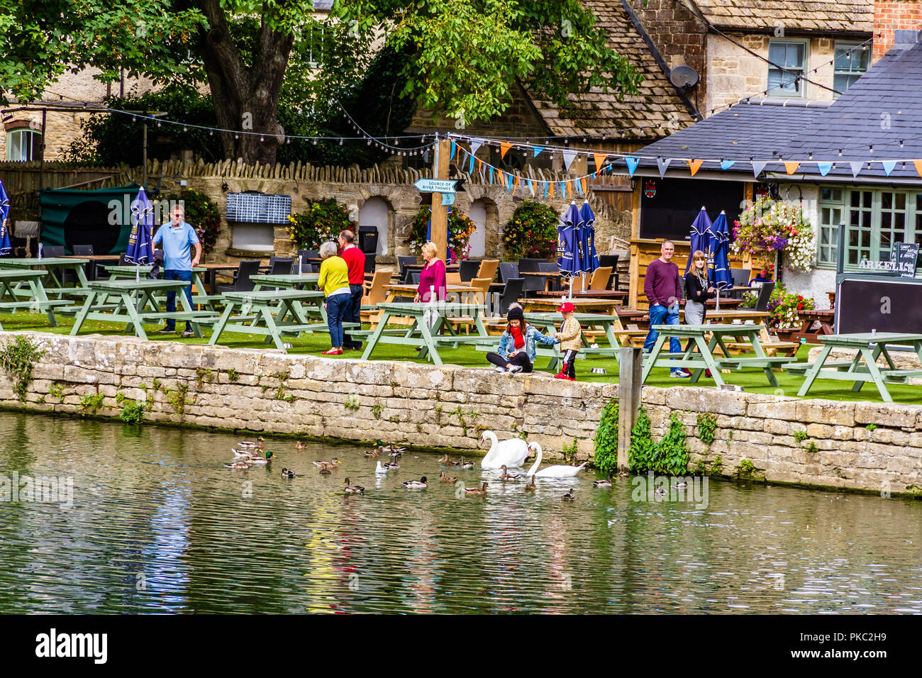 Riverside pub lechlade hi-res stock photography and images - Alamy