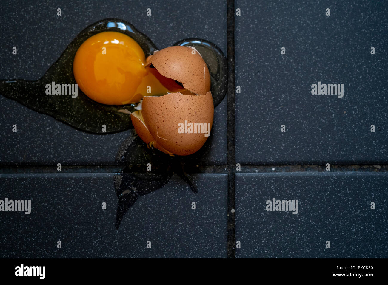Cracked egg hi-res stock photography and images - Alamy