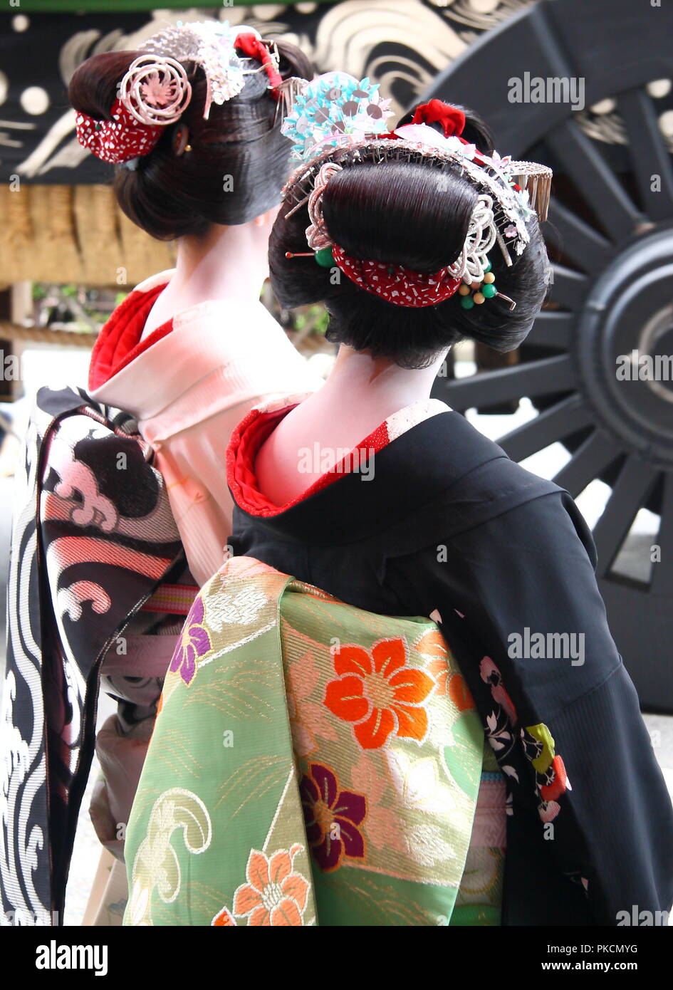 Japanese geishas in Gion, Kyoto Stock Photo - Alamy