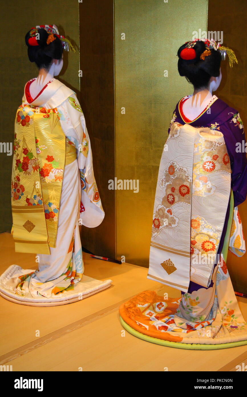 Japanese geishas in Gion, Kyoto Stock Photo - Alamy